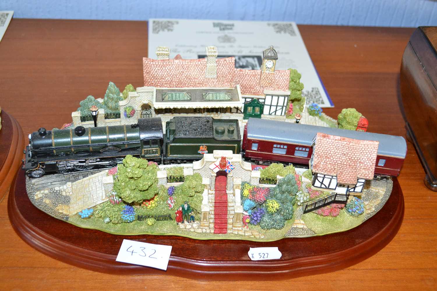 Lot 432 - Lilliput Lane - Large model The Royal Train