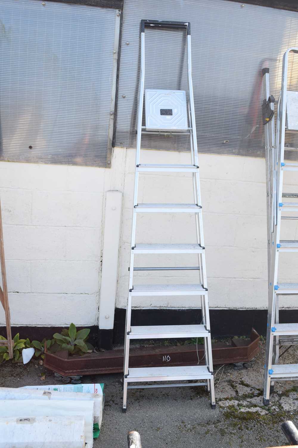 Lot 111 - Six-rung decorators step ladder