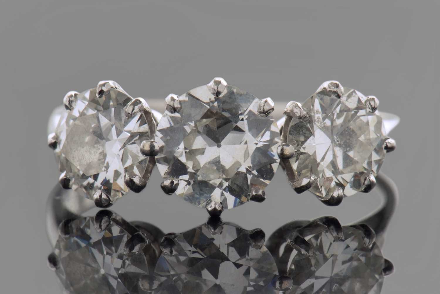 Lot 315 - Three stone diamond ring featuring three