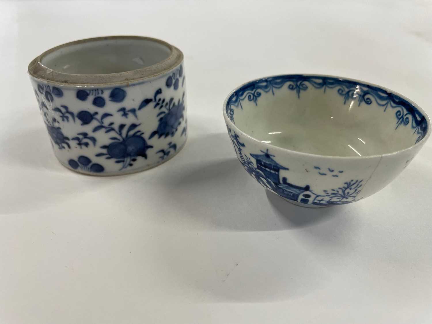 Lot 396 - Lowestoft tea bowl painted in blue with