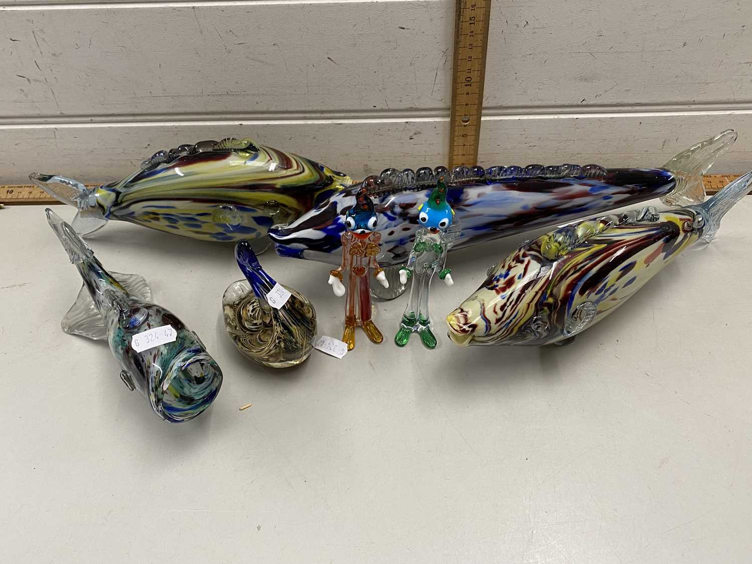 Lot 65 - Mixed Lot: Art Glass fish and small Art Glass